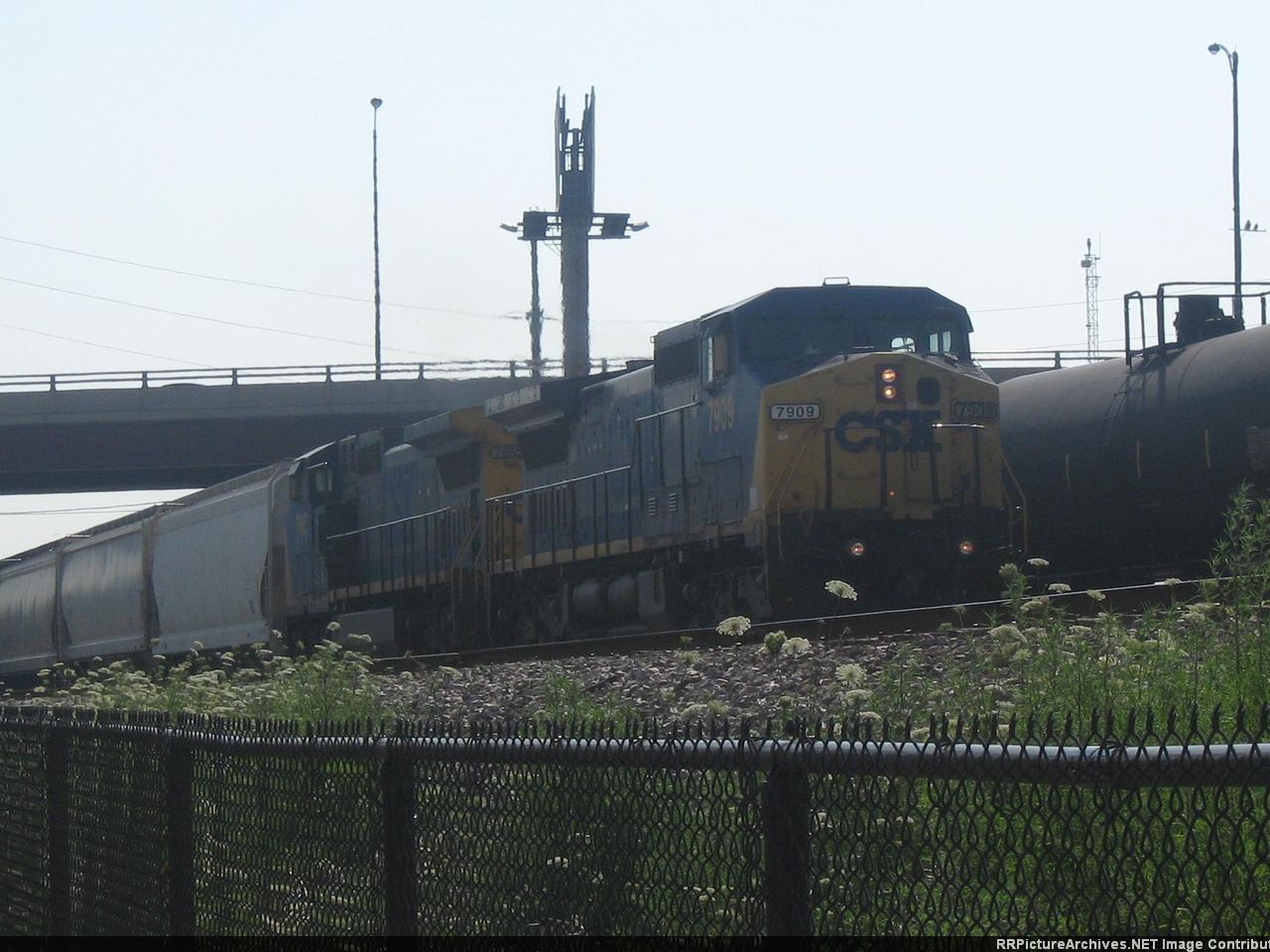 CSX 7909 (C40-8W) CSX 7865 (C40-9W)